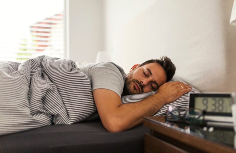 Cómo dormir para mejorar la postura: guía práctica - Información útil y ...